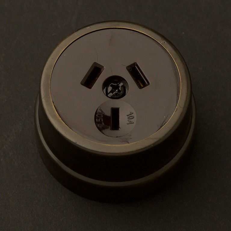 Traditional Antique Brass single 3 pin socket