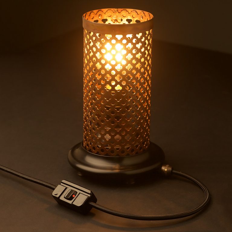 Club and round steel mesh table lamp