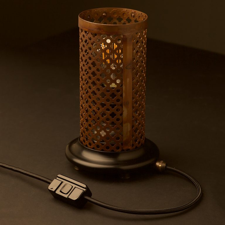 Club and round steel mesh table lamp